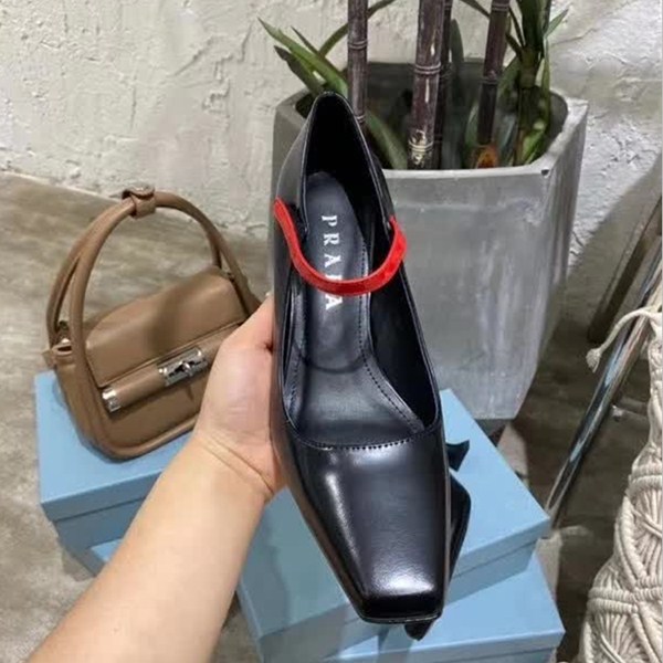 Scarpe della serie Prada